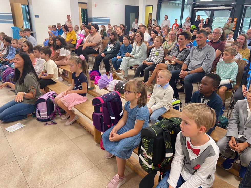 Feierliche Einschulung der beiden ersten Klassen: Schulgemeinschaft der FHS im Schuljahr 2022/ ...